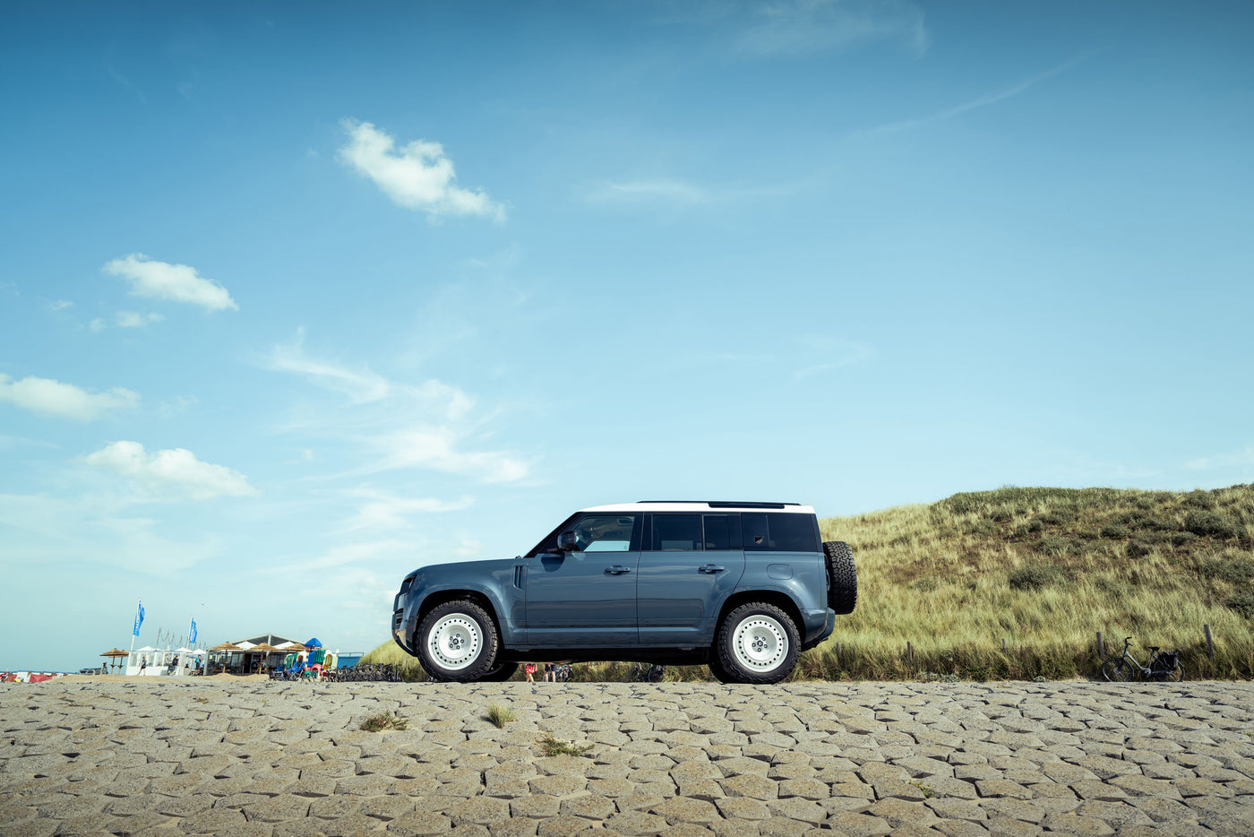 Defender 110 P400e - Tasman blue with white roof