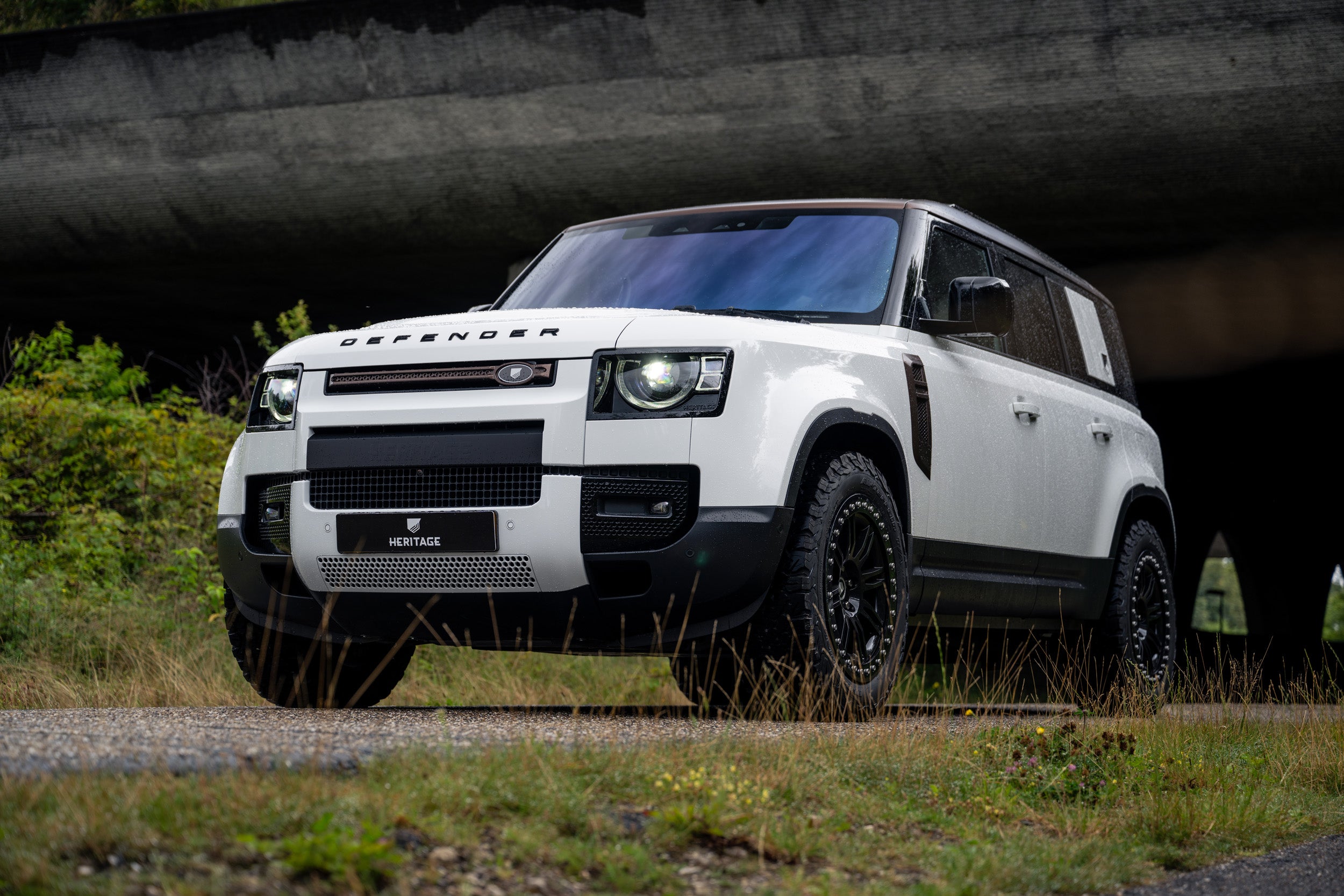 Defender 110 P400e - Fuji white and bronze