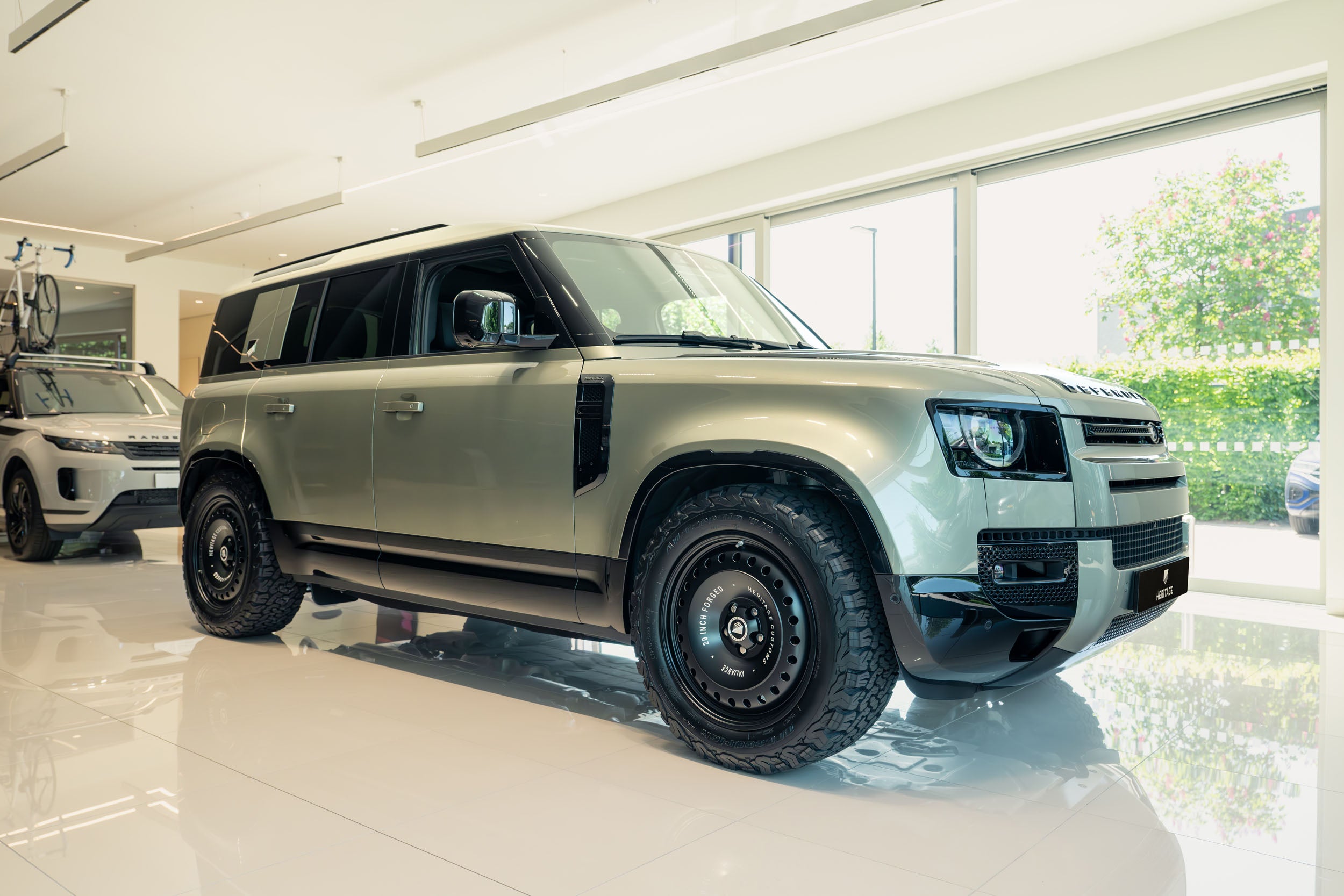 Defender 110 P300e - Pangea green - beige roof